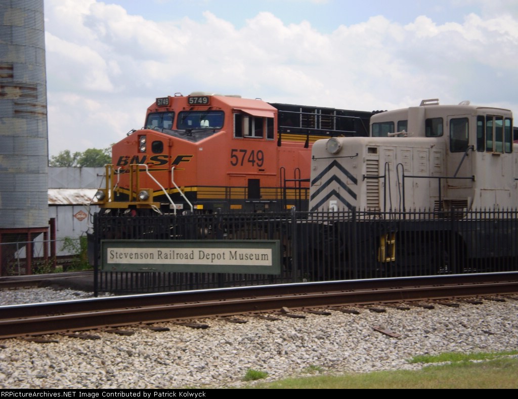 BNSF 5749